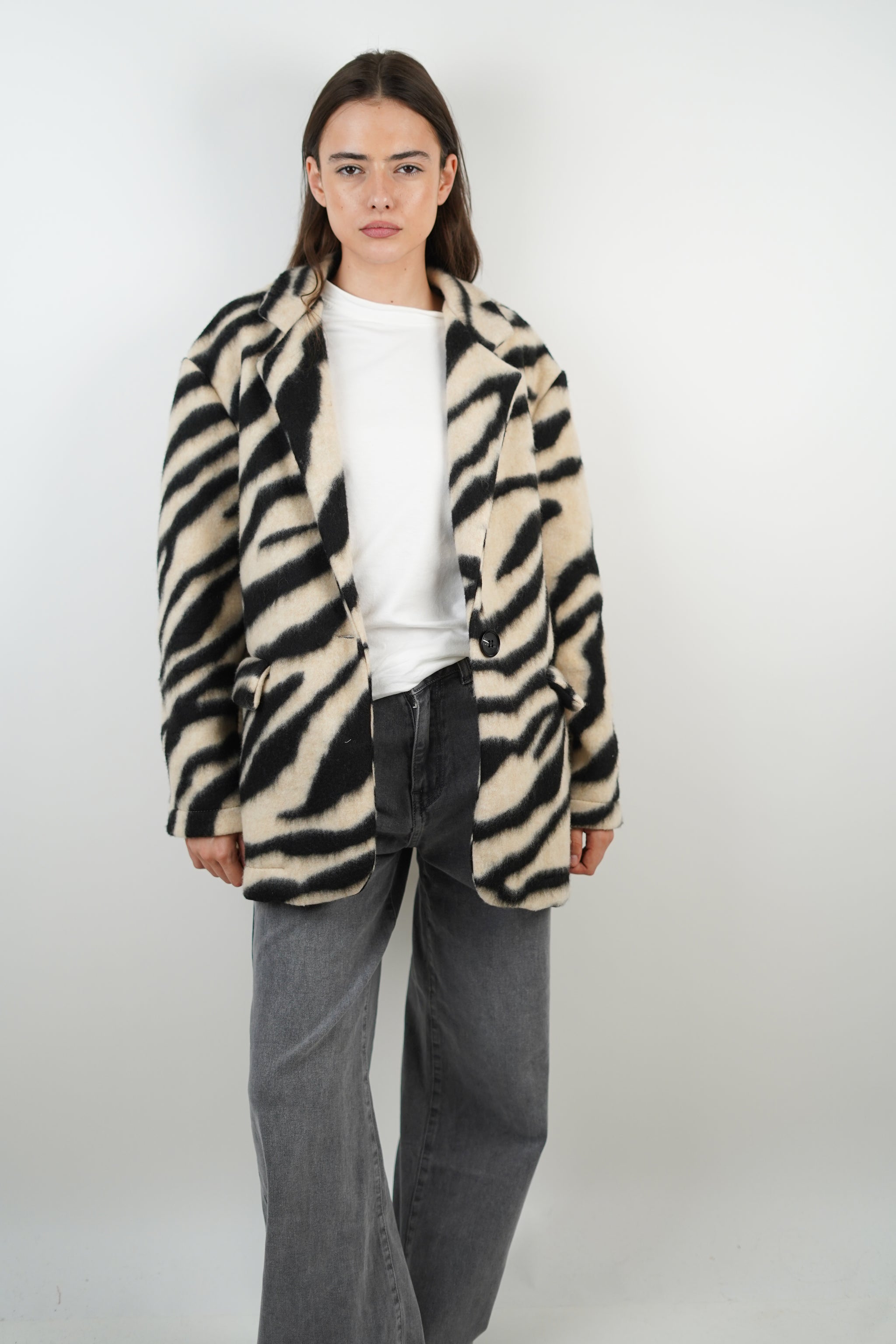 Manteau noir et blanc à motifs zébré, avec fentes sur les côtés