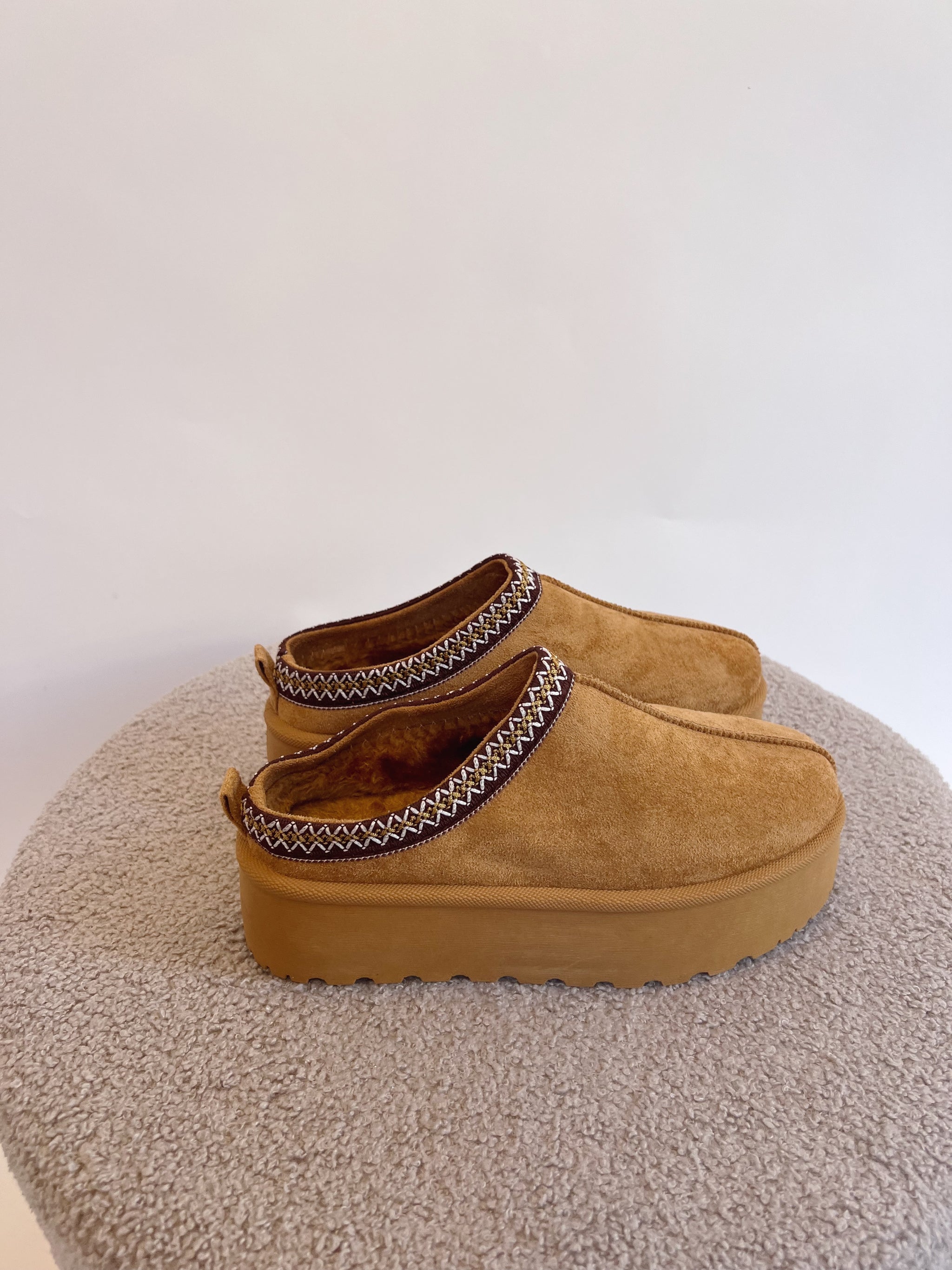 Chaussures fourrées basses à plateforme avec des détails sur le haut de ...